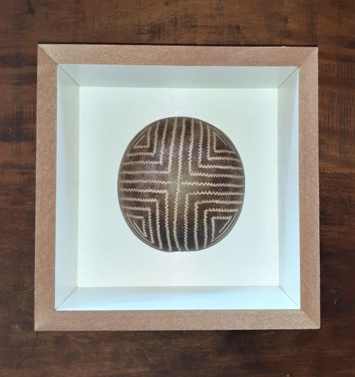 Cuia Indígena Ticuna em moldura - Yau - Imaterial Artesanato Brasileiro