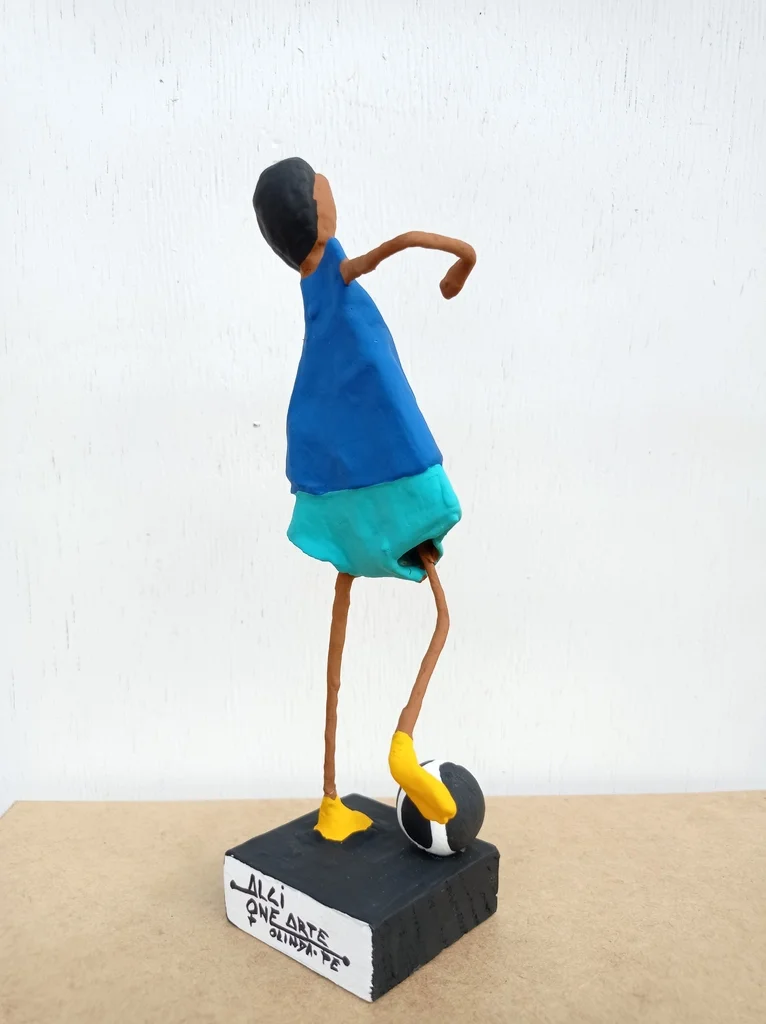 Escultura Brincadeiras Tradicionais Papel Machê - Futebol Azul ...